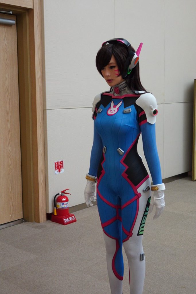 Cosplay D.va - Overwatch ini bikin kamu pengen jadi robotnya untuk dia ...
