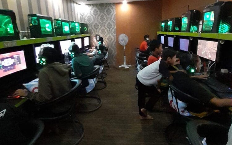7 Pengalaman OP Warnet yang Sering Dialami Selama Bekerja