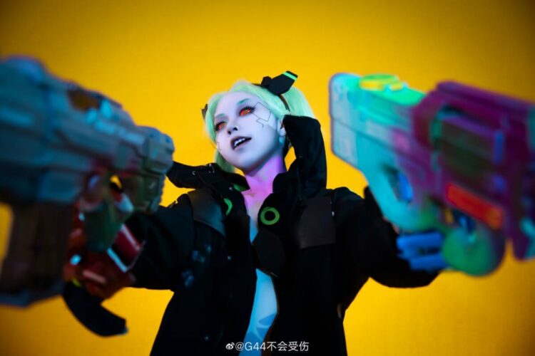 10 Cosplay Cyberpunk Edgerunners yang Bikin Kalian Gagal Move-On