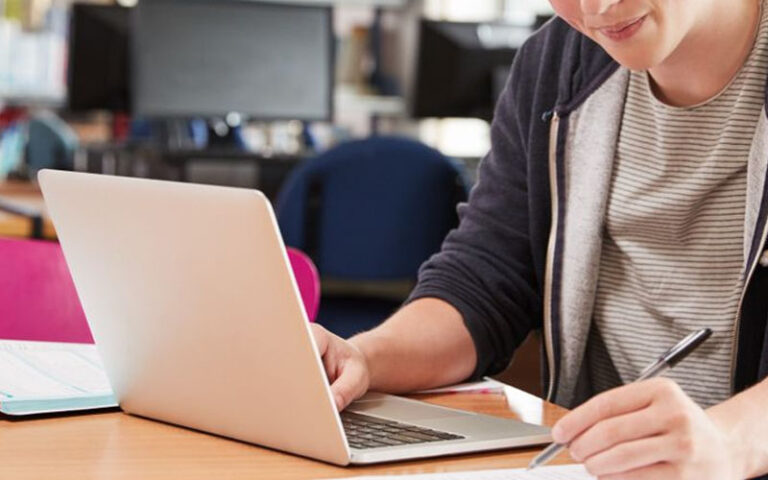 Cara Menggunakan AI untuk Kerjakan Tugas Makalah