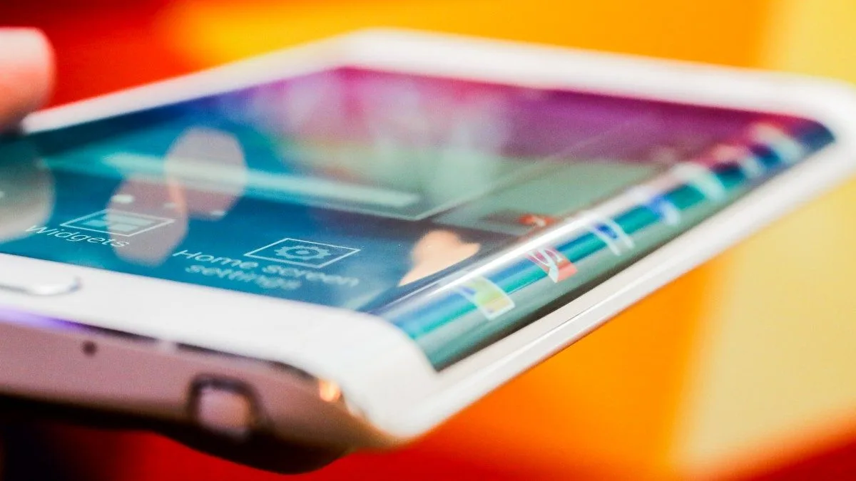 Smartphone Layar Curved — Ditinggal Samsung, Rebutan Brand Midrange